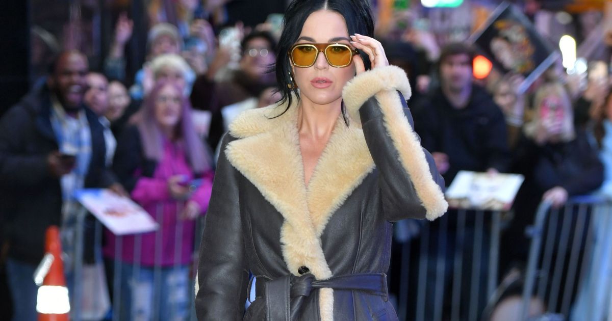 Kako da nosite muški kaput kao Keti Peri, a da pritom izgledate ...