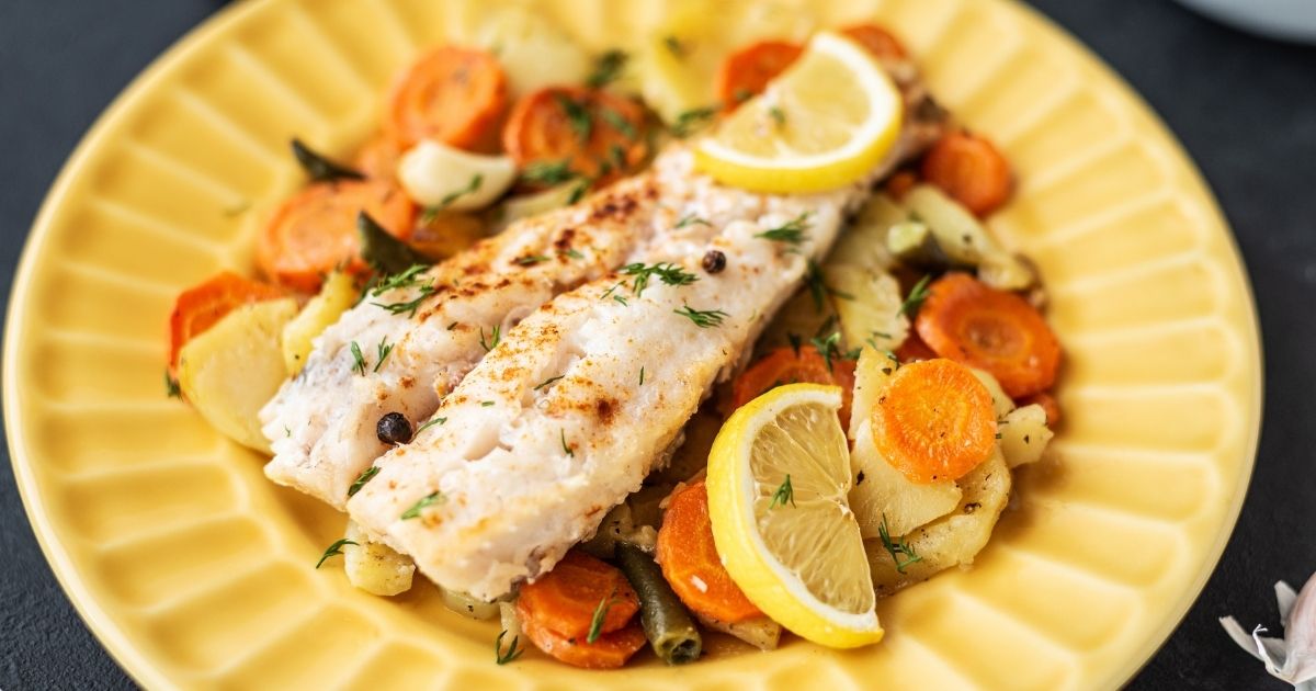 Recept dana: Osvežavajući oslić sa povrćem pečen u rerni - grazia.rs