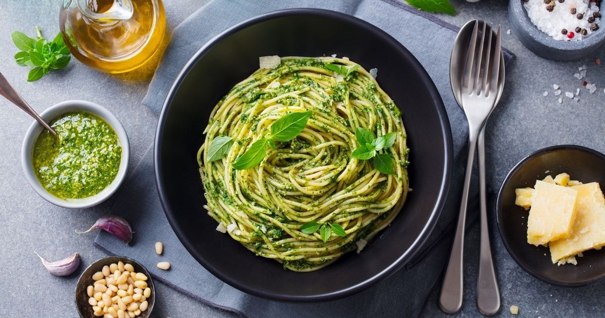 Recept dana: Pasta sa pestom od sremuša i pečenih lešnika - grazia.rs